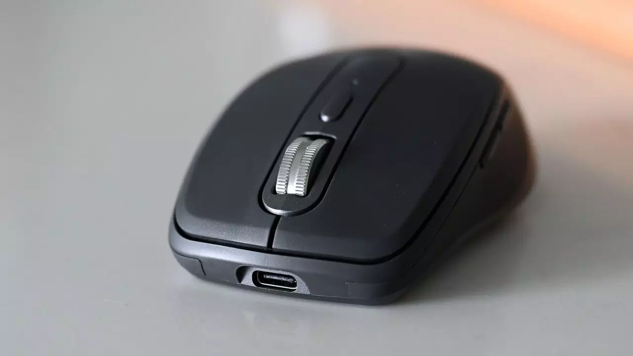 El nuevo MX Anywhere 3 de Logitech es un gran mouse de productividad del tamaño de una pinta con una rueda de desplazamiento súper elegante 95616_4