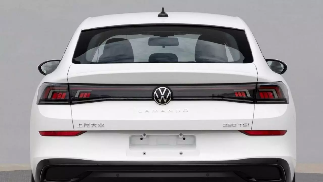 திகிலூட்டும் VW லாமண்டோ ஒரு மங்கா மான்ஸ்டர் போல் தெரிகிறது