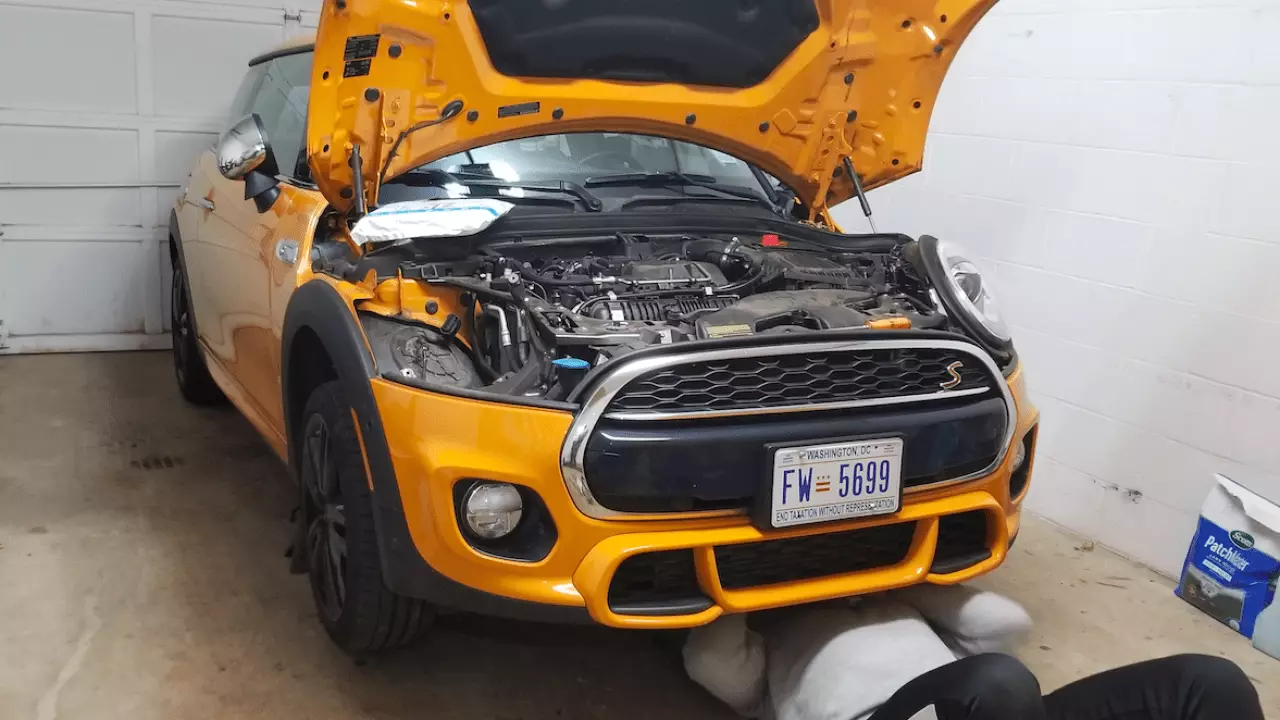 Dostumun Mini Cooper S-ni düzəltməyə çalışdım, amma yıxıldım və indi maşın qapalı qaldı