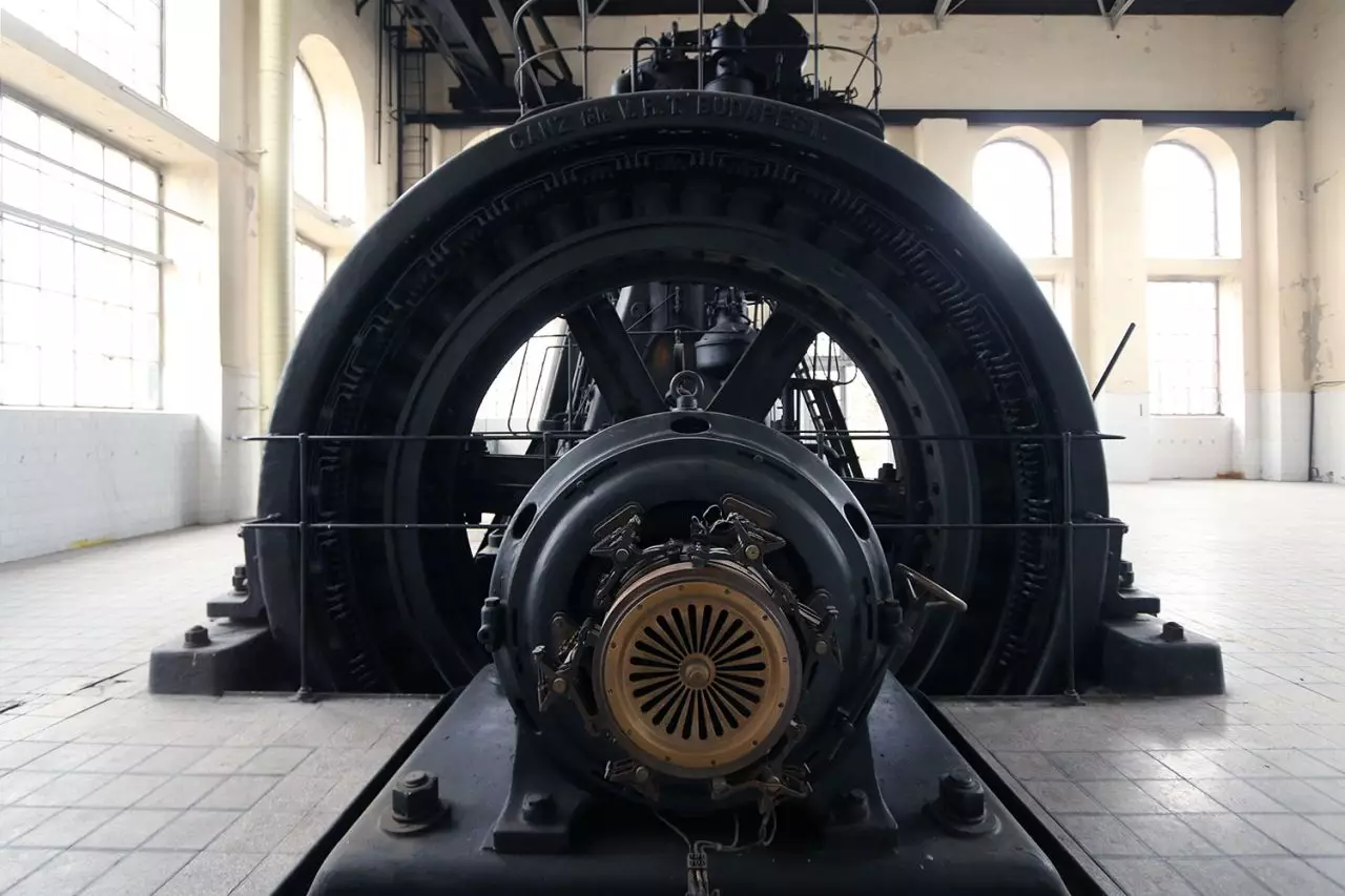 Ця святиня дизельпанку приховує столітній, повністю робочий двигун потужністю 800 кінських сил