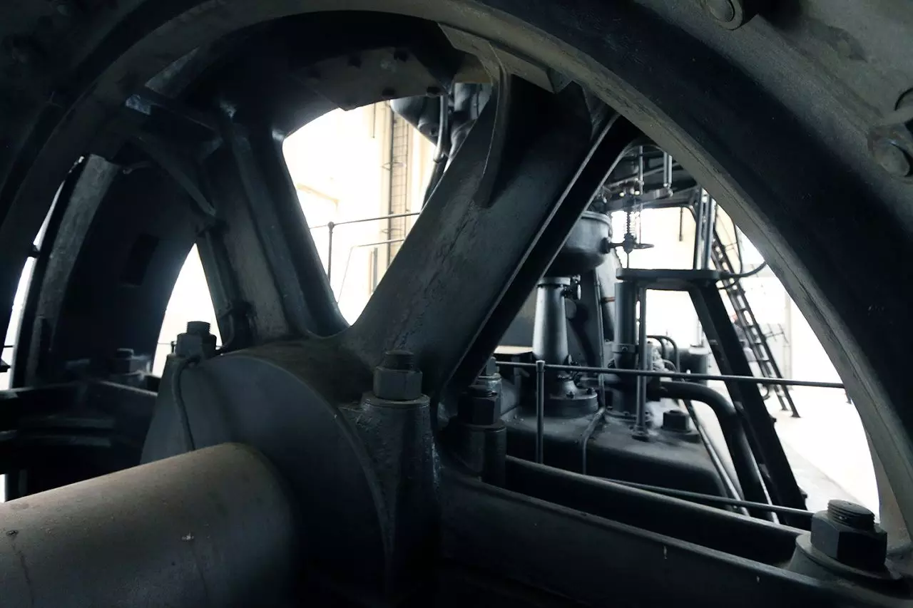 Táto Dieselpunková svätyňa ukrýva storočný, plne funkčný motor s výkonom 800 koní