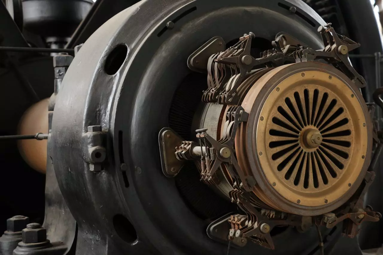 Táto Dieselpunková svätyňa ukrýva storočný, plne funkčný motor s výkonom 800 koní