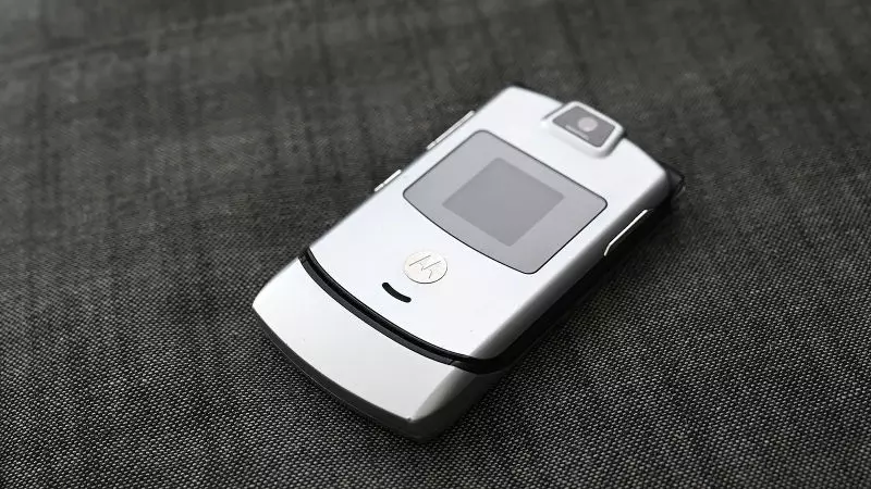 Hoton da aka Leaked Na Moto's Bendy Razr Sake yi Yayi Yayi Kyau