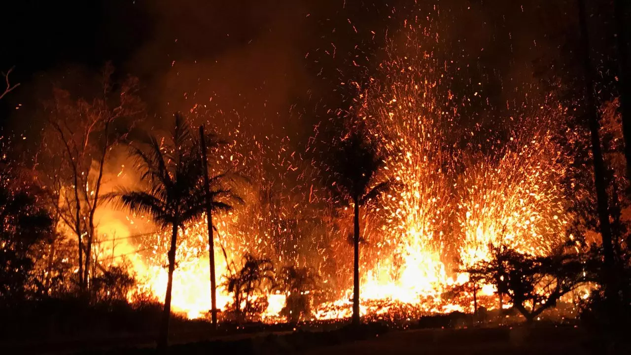 Ubuncinci i-10 ye-Volcanic Fissures sele ivuliwe ngoku kufutshane neNtaba yase-Kilauea yaseHawaii, itshabalalise amakhaya angama-21 [uhlaziywe]