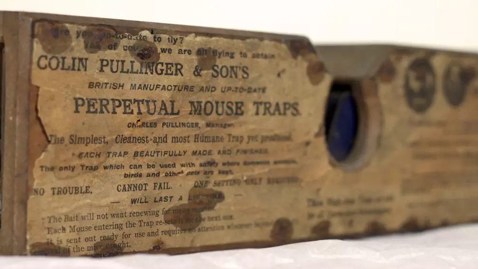 Античка стапица за глувци во музејот, стара 155 години, сè уште фаќа глодари