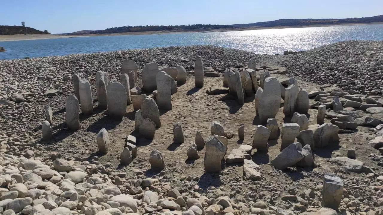 Tenggelem Sajrone Puluhan Taun, 'Stonehenge' Spanyol Muncul maneh Sawise Kemarau