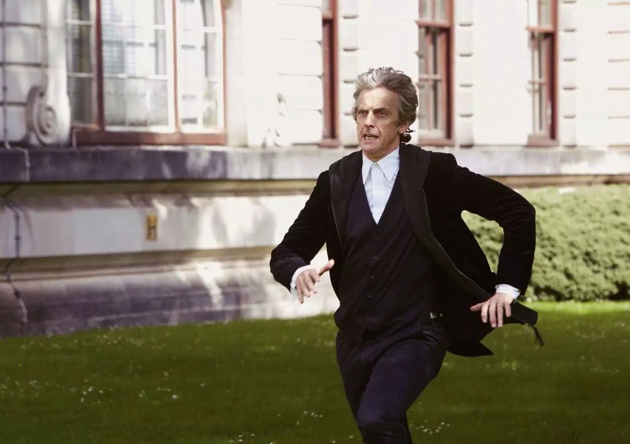 Doctor Who's Peter Capaldi lë të kuptohet se ka diçka të çuditshme në lidhje me rigjenerimin e ardhshëm të doktorit