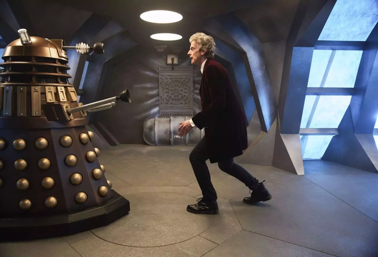 Doctor Who's Peter Capaldi lë të kuptohet se ka diçka të çuditshme në lidhje me rigjenerimin e ardhshëm të doktorit