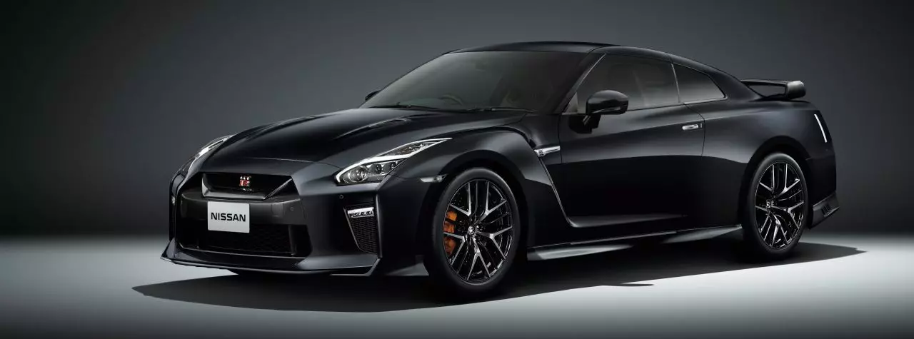 اگر آپ کو ٹینس اور رفتار پسند ہے تو یہ آپ کے لیے Nissan GT-R ہے۔