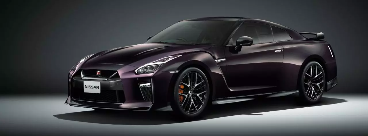 Jos rakastat tennistä ja vauhtia, tämä on Nissan GT-R sinulle