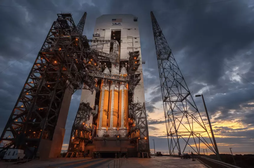 Žiūrėkite, kaip didžiausia pasaulyje raketa paleidžia itin slaptą šnipų palydovą